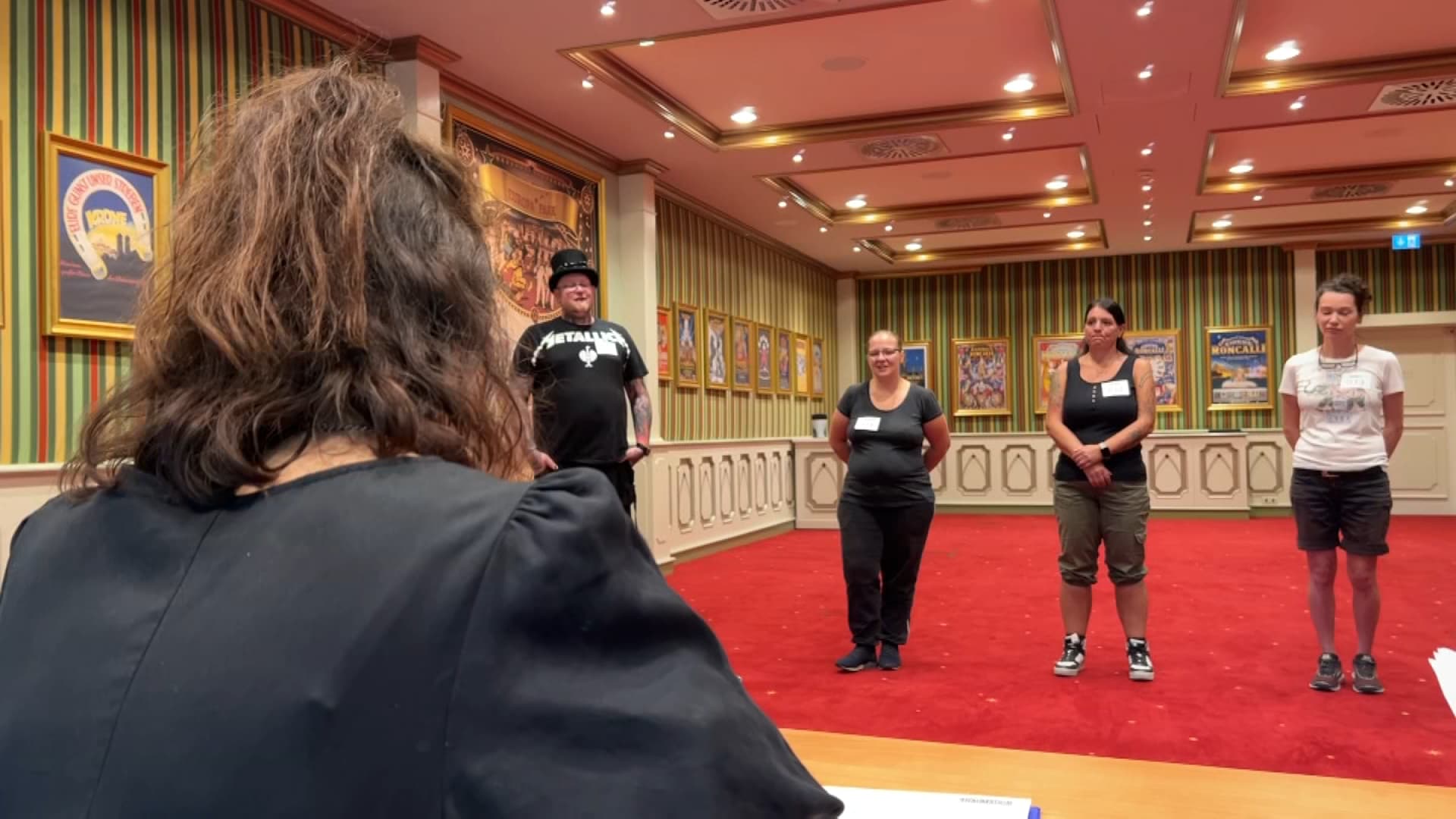 "Crier, marcher comme un zombie": des figurants recrutés par Europa ...