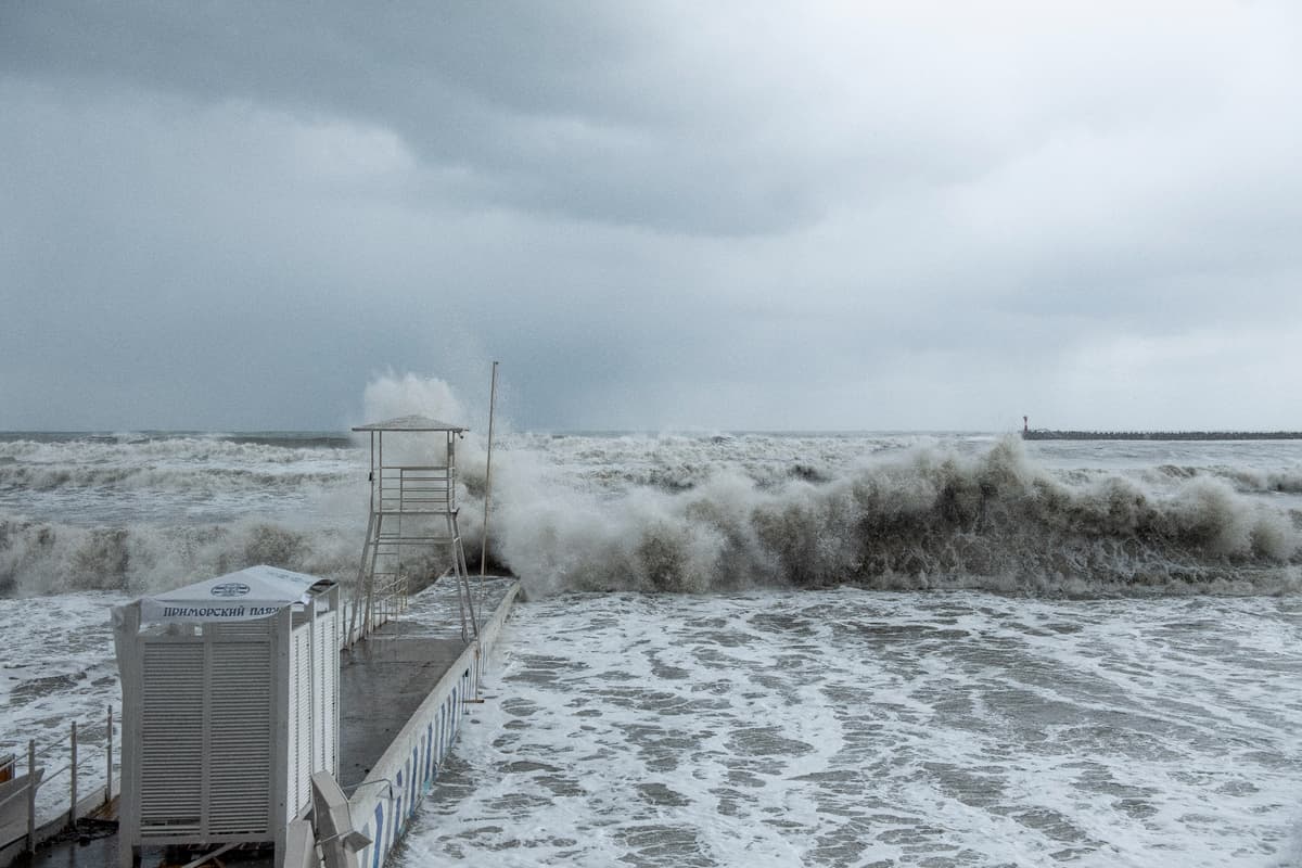 "Un vrai Armageddon": les images impressionnantes de la "méga-tempête ...