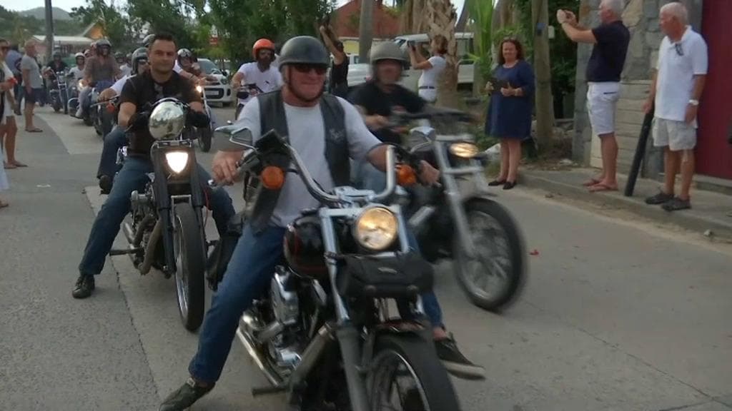 À Saint-Barthélemy, les bikers rendent leur ultime hommage à Johnny ...