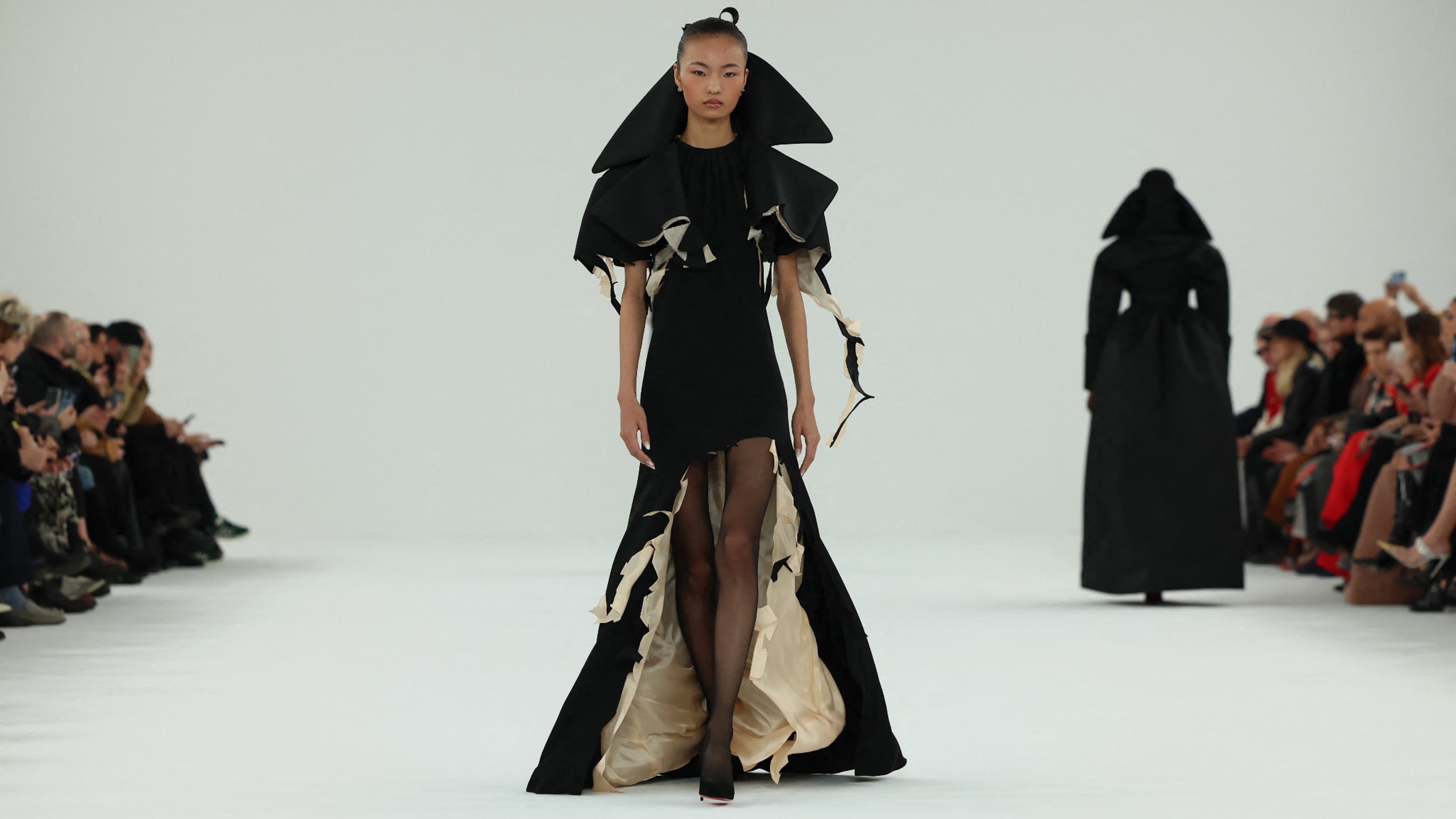 Des tenues découpées au défilé couture Viktor & Rolf