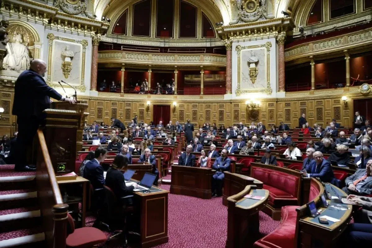 "C'est une heure par mois, 15 minutes par semaine": le Sénat vote un ...