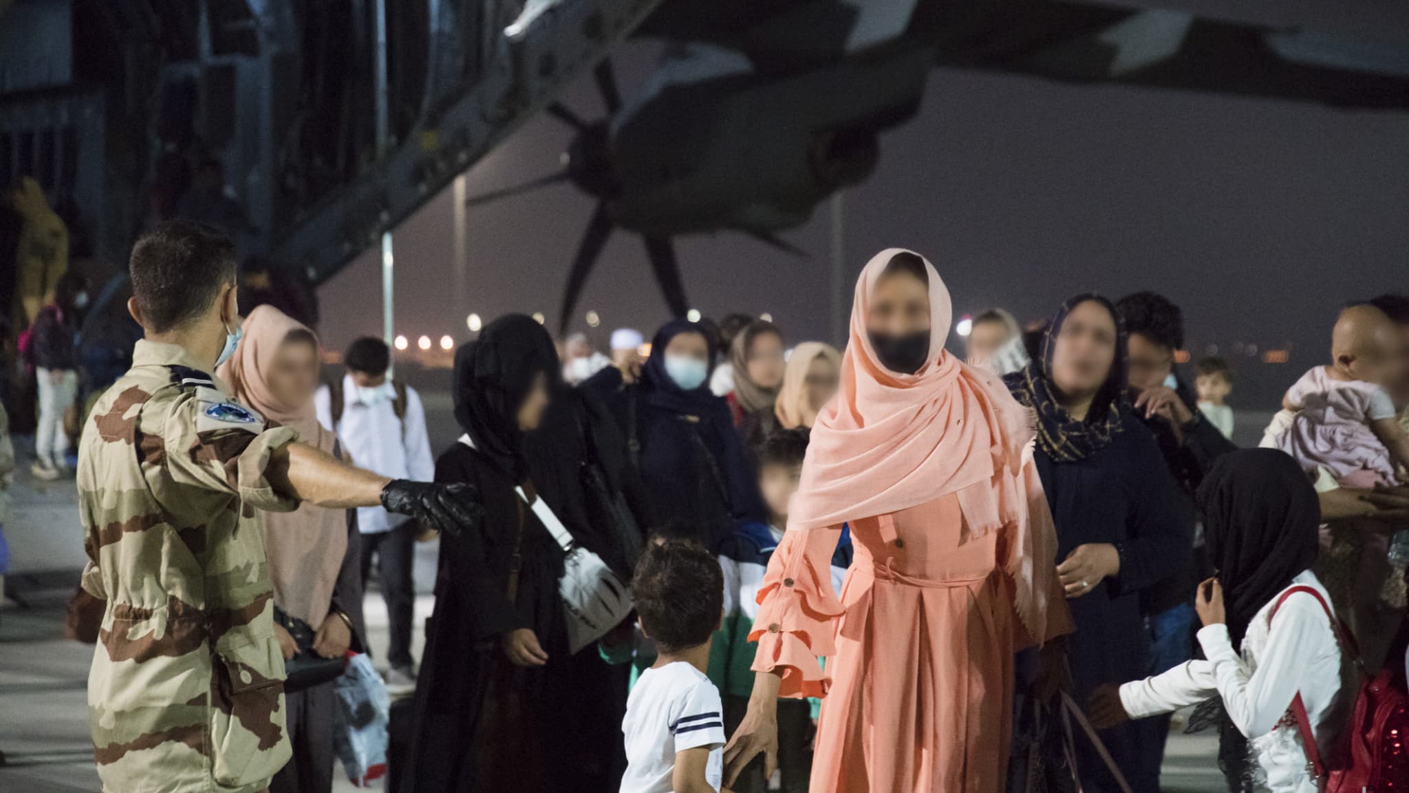 Un rassemblement en "solidarité avec les femmes afghanes" à Paris