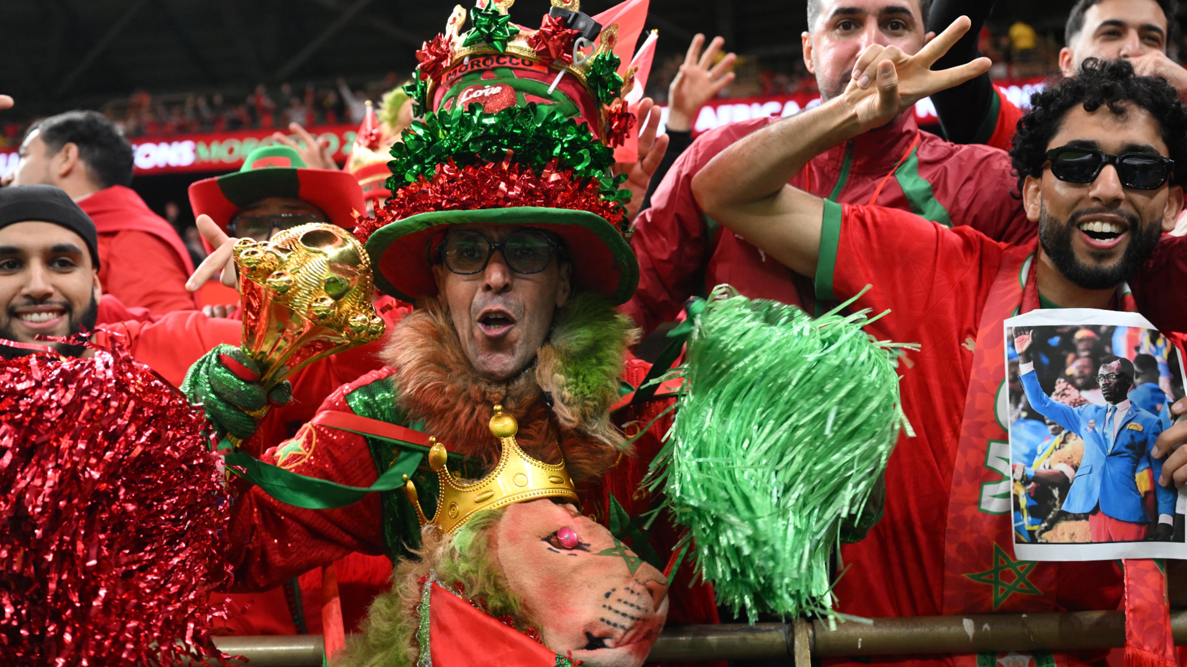 CAN 2025: les supporters marocains rendent hommage à l'homme statue ...