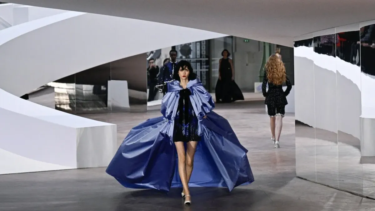 Le fluide élément clé du défilé couture de Chanel à la Fashion Week de ...
