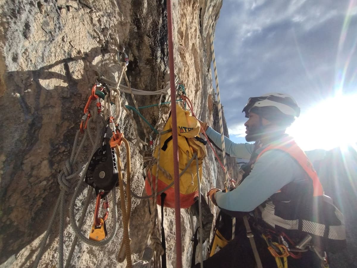 Alpes-Maritimes: un guide en escalade bloqué plusieurs heures à 200 ...