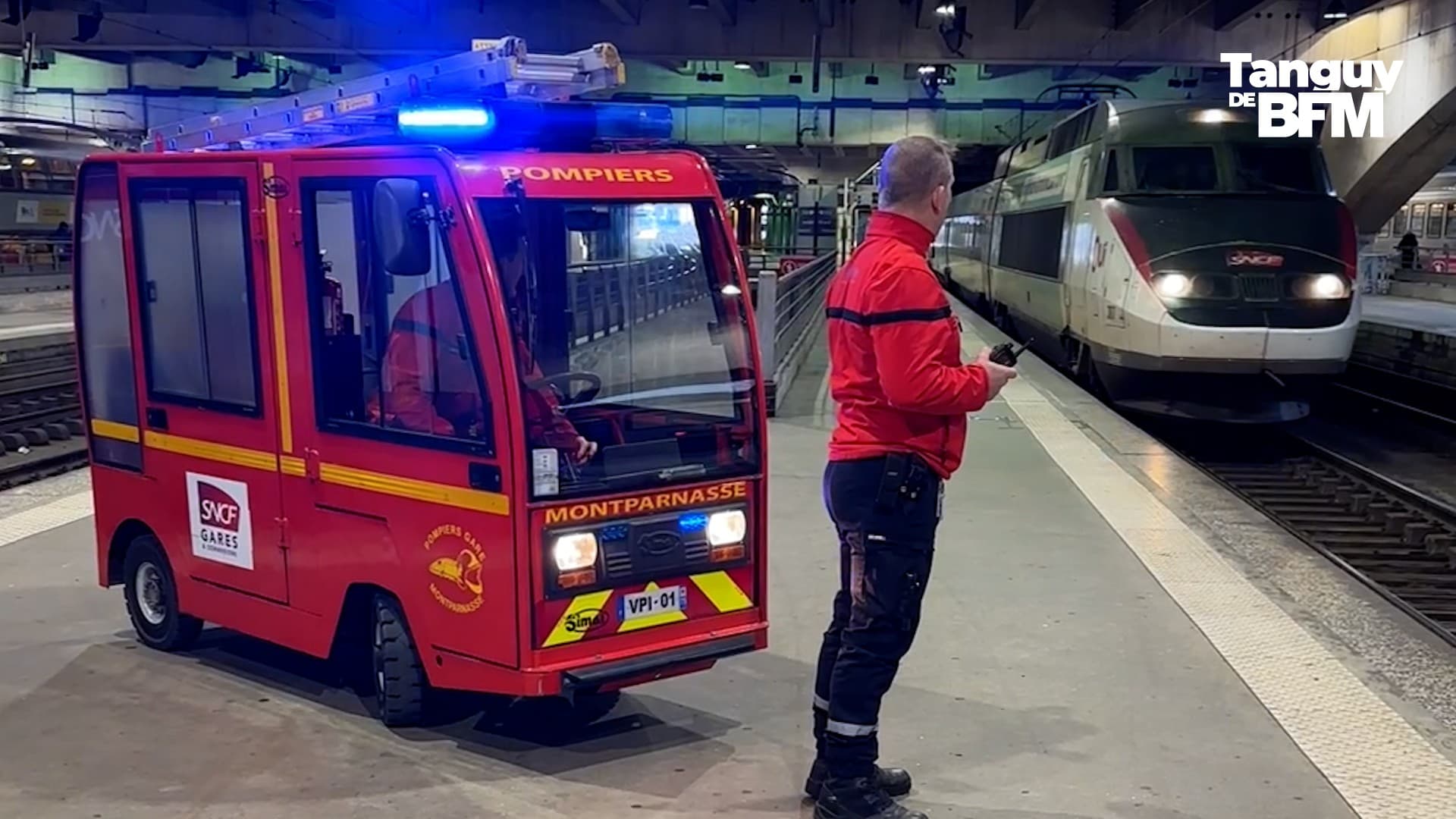 "Unique au monde": on a suivi le mini-camion de pompiers de la gare Montparnasse, star des réseaux