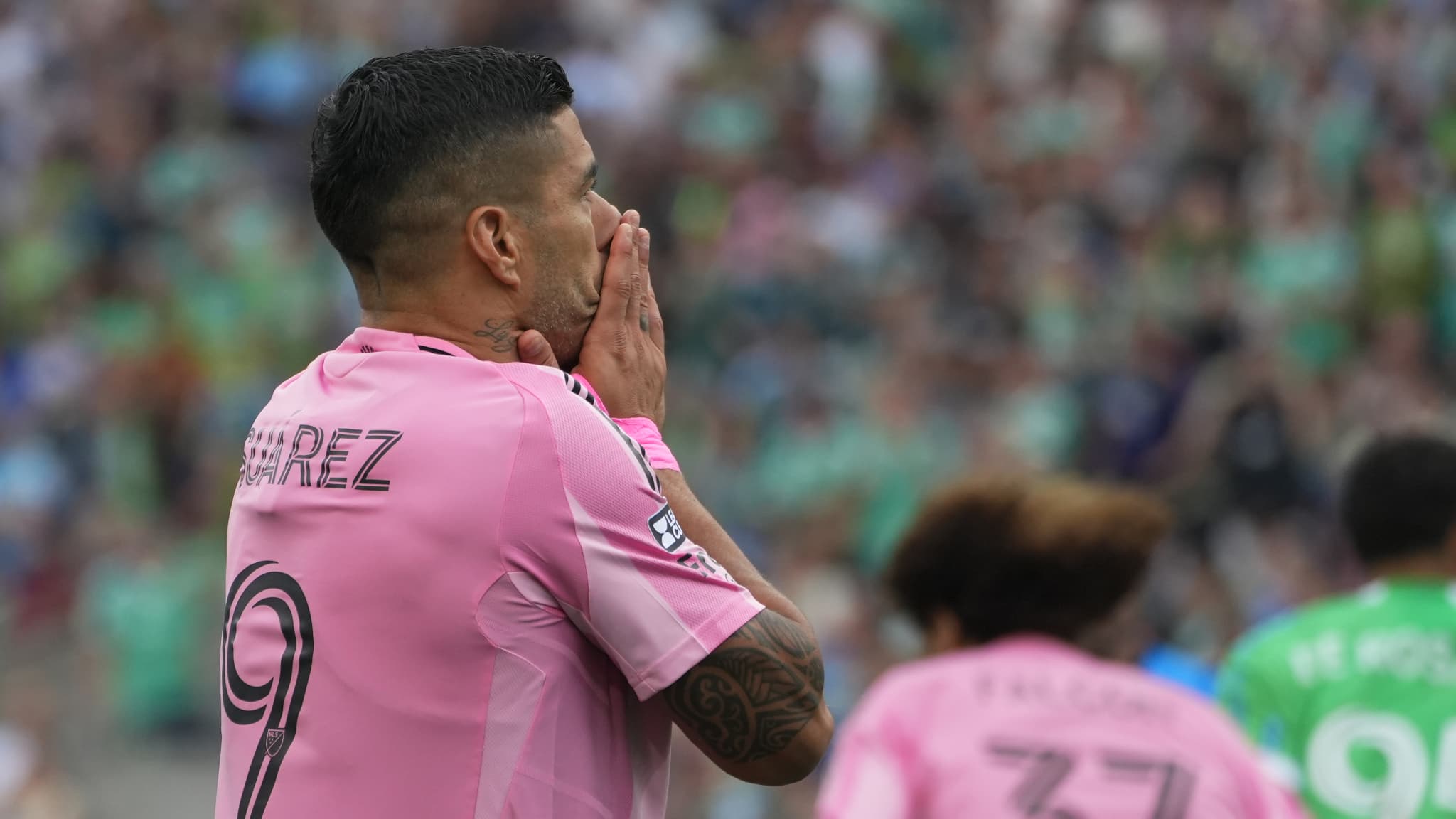 Luis Suarez suspendu six matchs après avoir craché sur un membre du ...