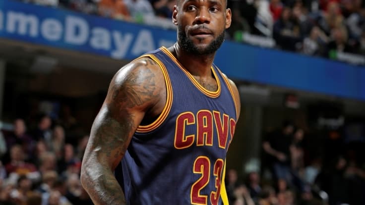 En vidéo : LeBron James marque un panier… assis au bord du terrain
