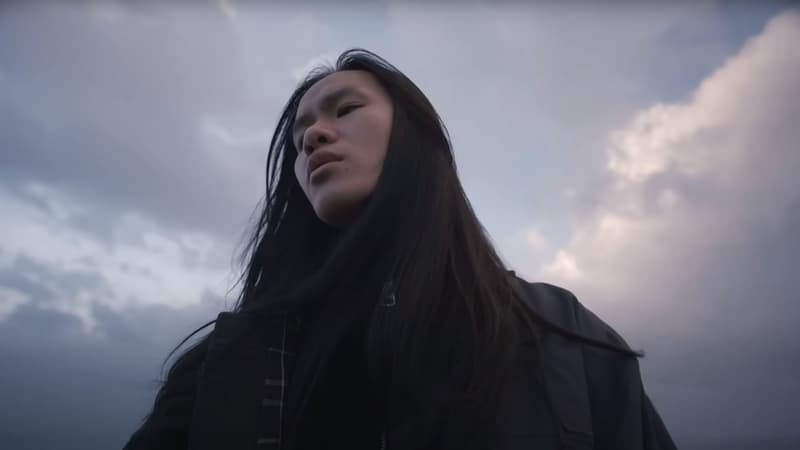 Nuit incolore, le jeune chanteur suisse qui signe le succès surprise de ...