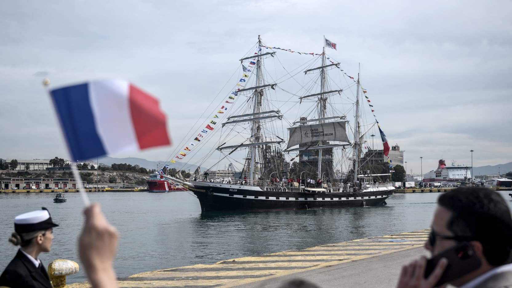 Comment se passe le voyage de la flamme sur le Belem? Le commandant et ...