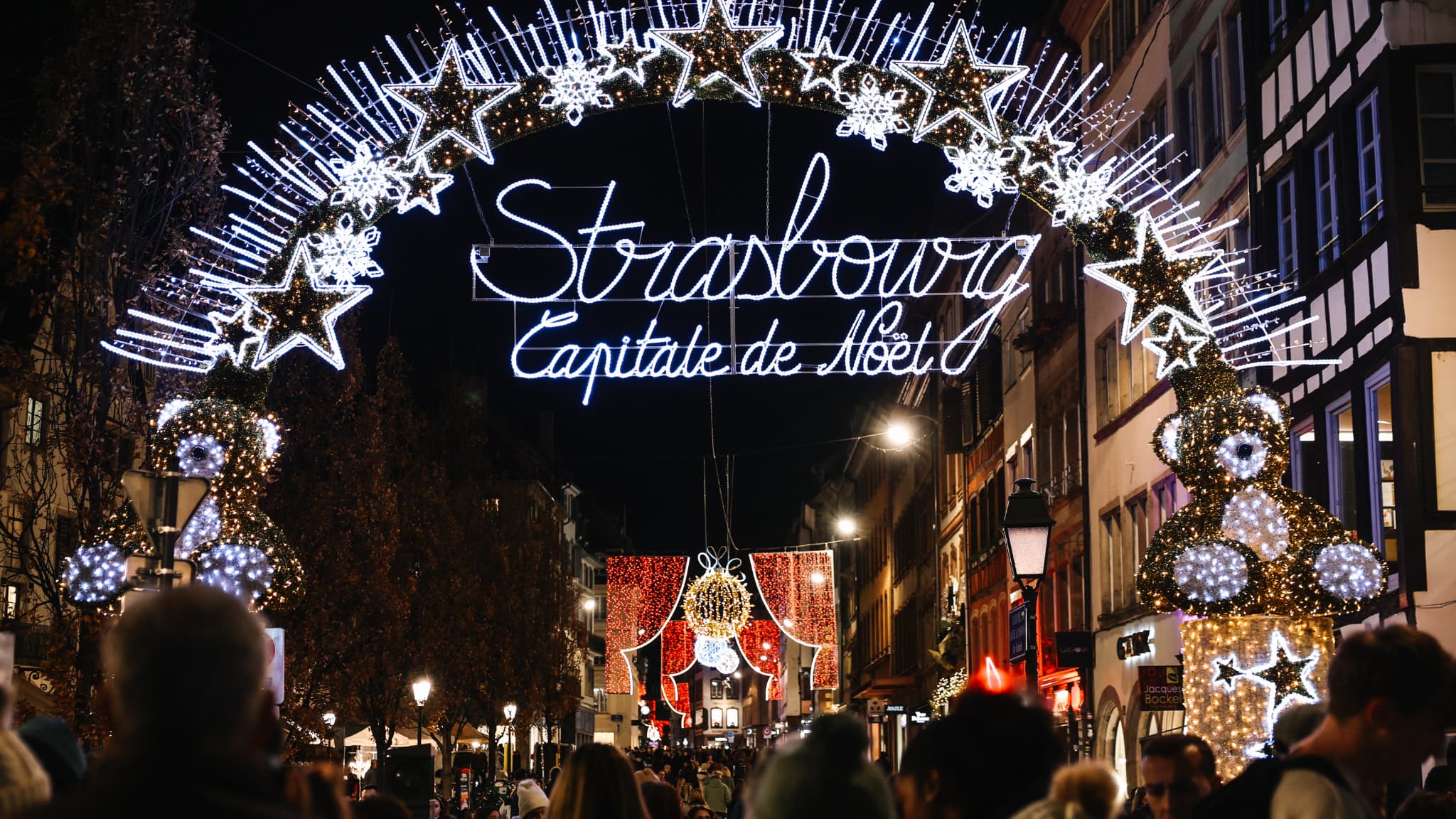 Le marché de Noël de Strasbourg a ouvert ses portes, une "belle ...
