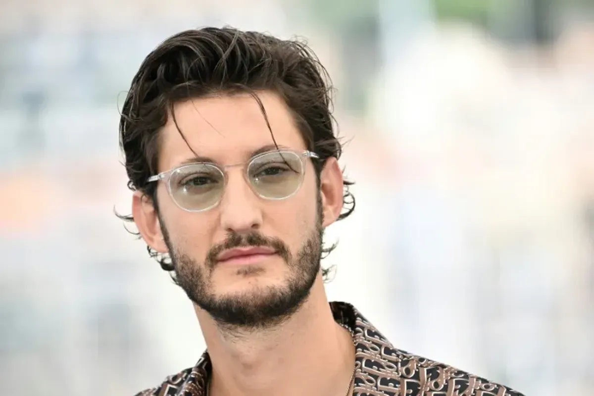 Pierre Niney: en plein tournage à Paris, l'acteur fait une visite surprise à ses "voisines" d'en ...