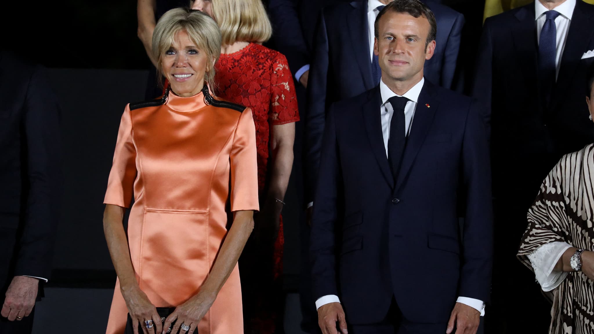 Carla Bruni en John Galliano, Brigitte Macron en Vuitton... Qui sont ...