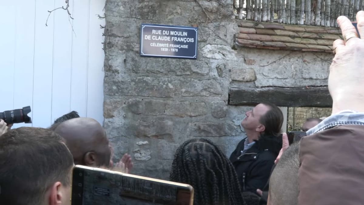 Les fans de Claude François réunis sur sa tombe dans l'Essonne, 45 ans ...