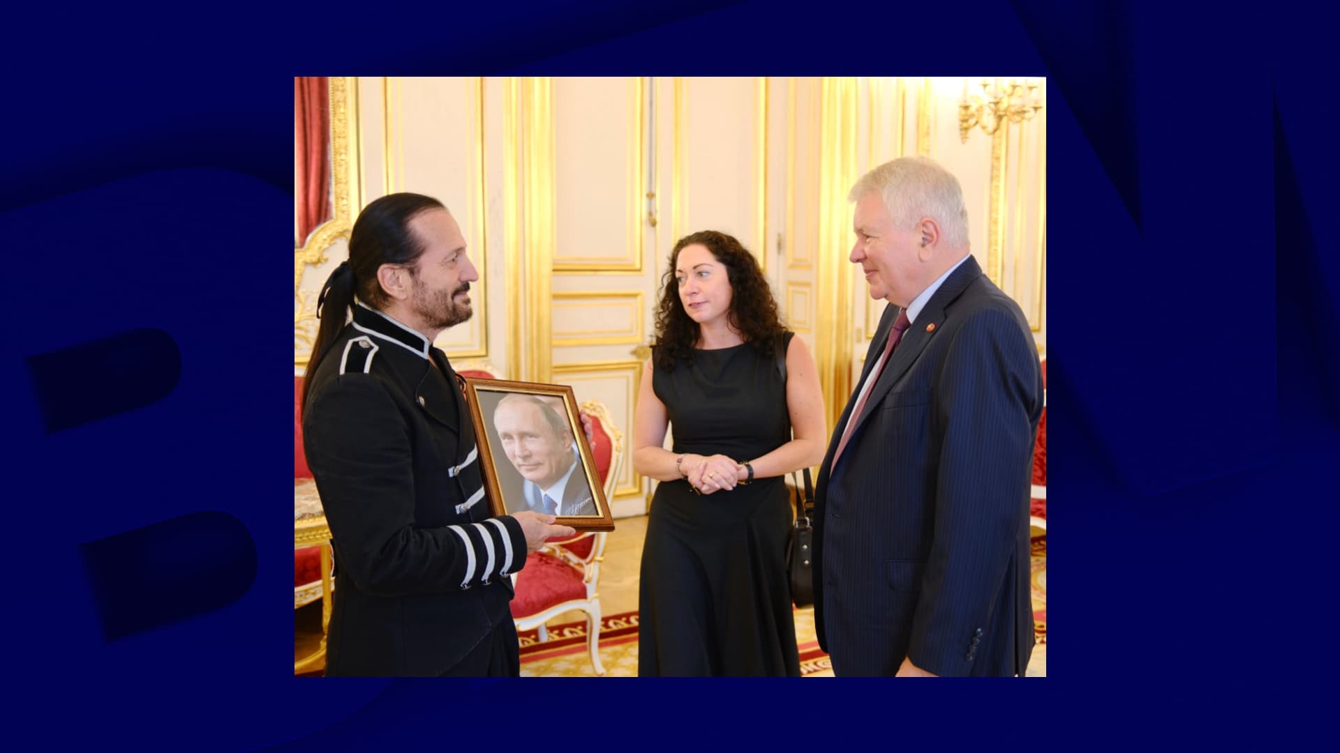 Francis Lalanne reçoit un portrait dédicacé de Vladimir Poutine