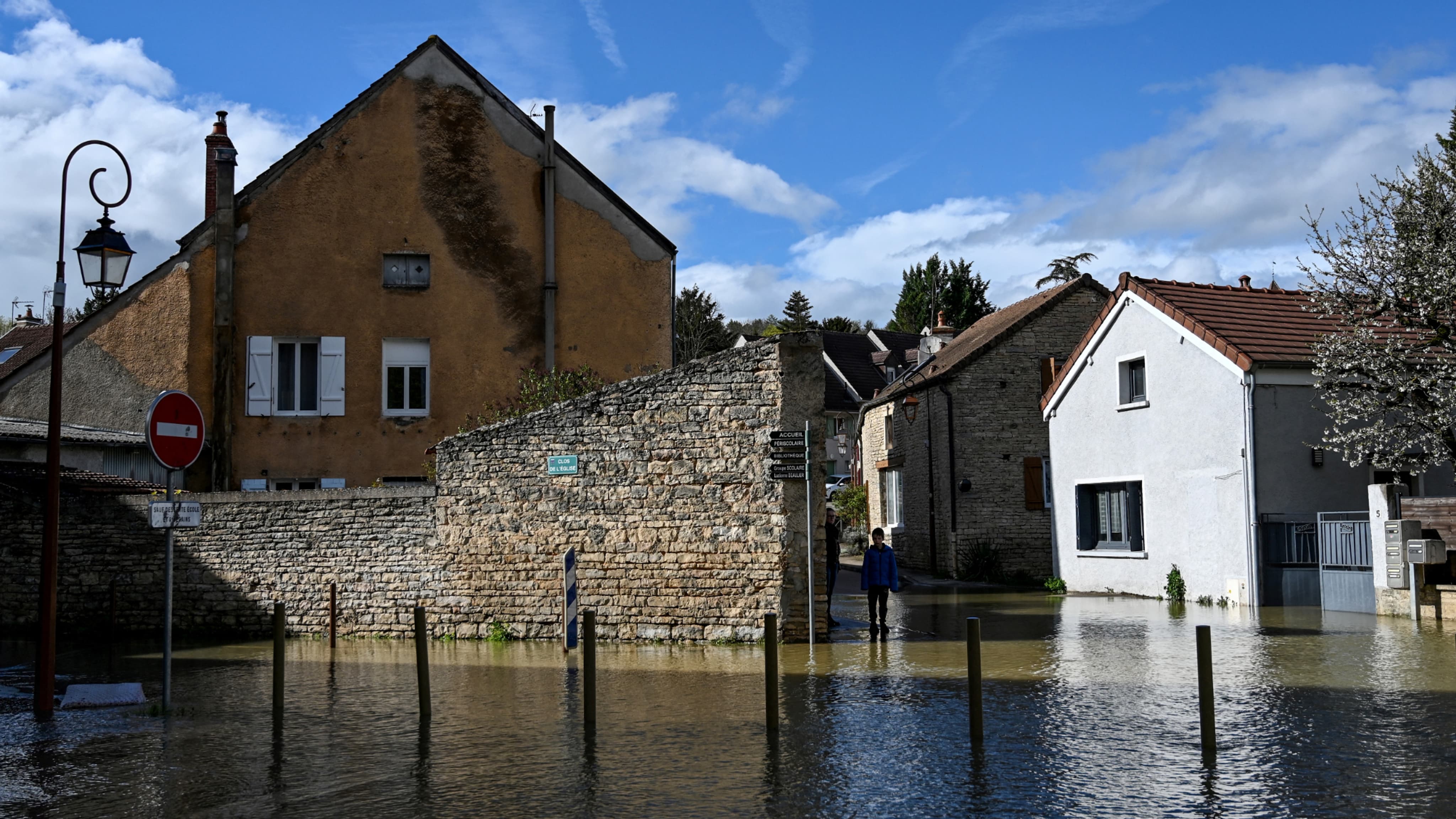 Villages inondés, routes coupées... Les images des crues ...