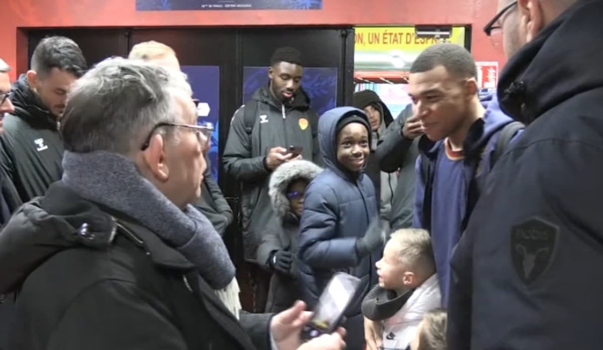 Orléans-PSG: la séquence classe et mignonne de Mbappé avec des enfants ...