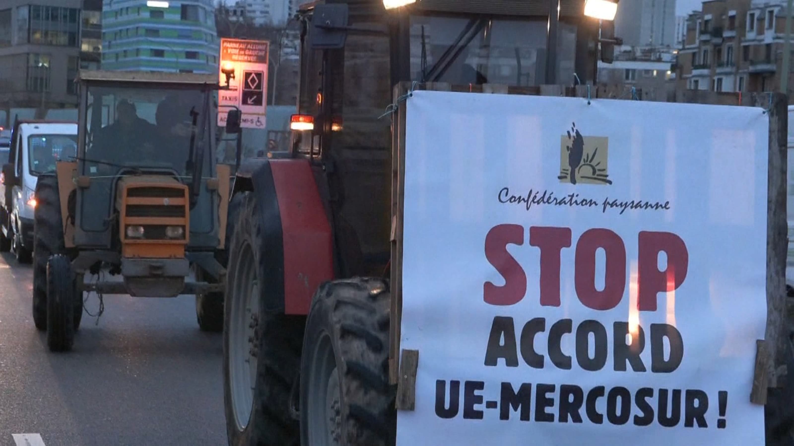 "Une centaine" d'agriculteurs mènent une opération escargot sur le ...