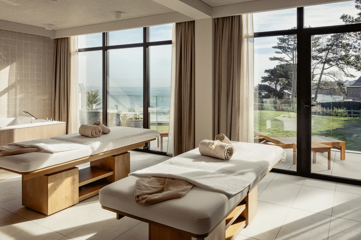 Après d'importants travaux, l'hôtel Emeria à Dinard révèle sa ...