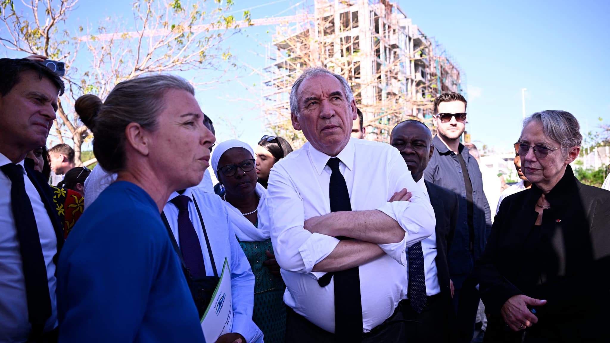 François Bayrou achève son déplacement en assurant que Mayotte ne ...