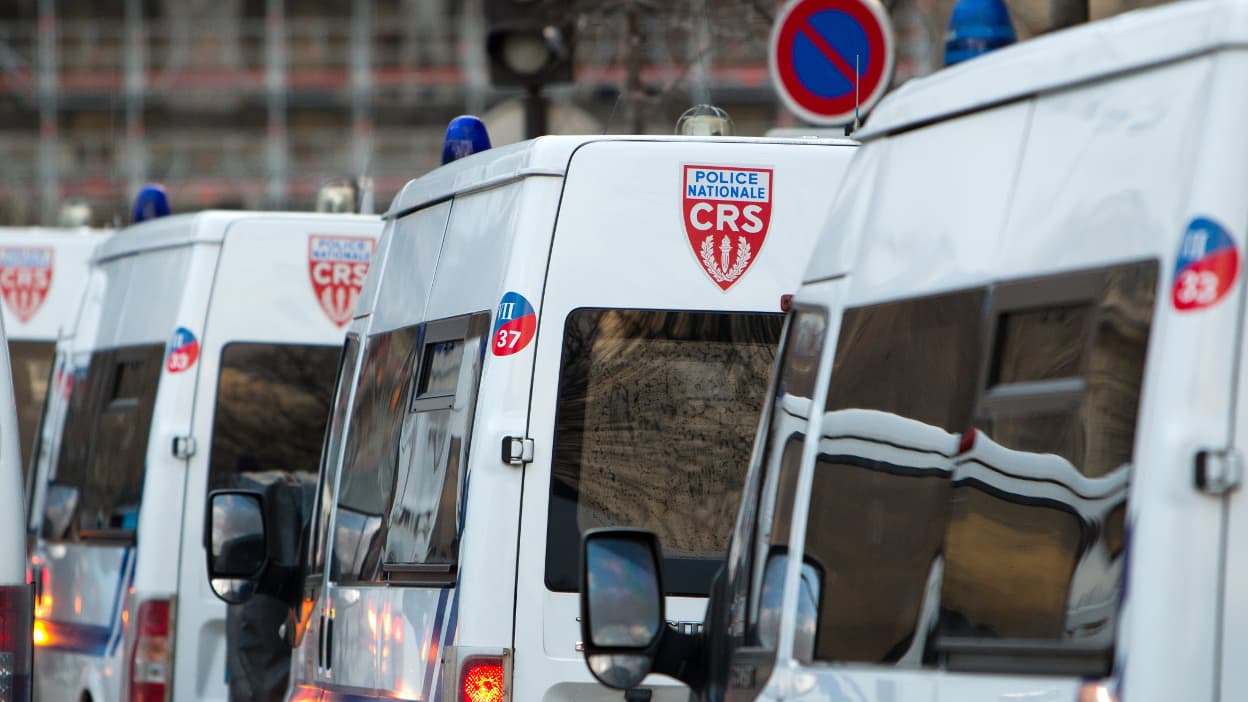 Paris: un fourgon de CRS volontairement percuté à deux reprises