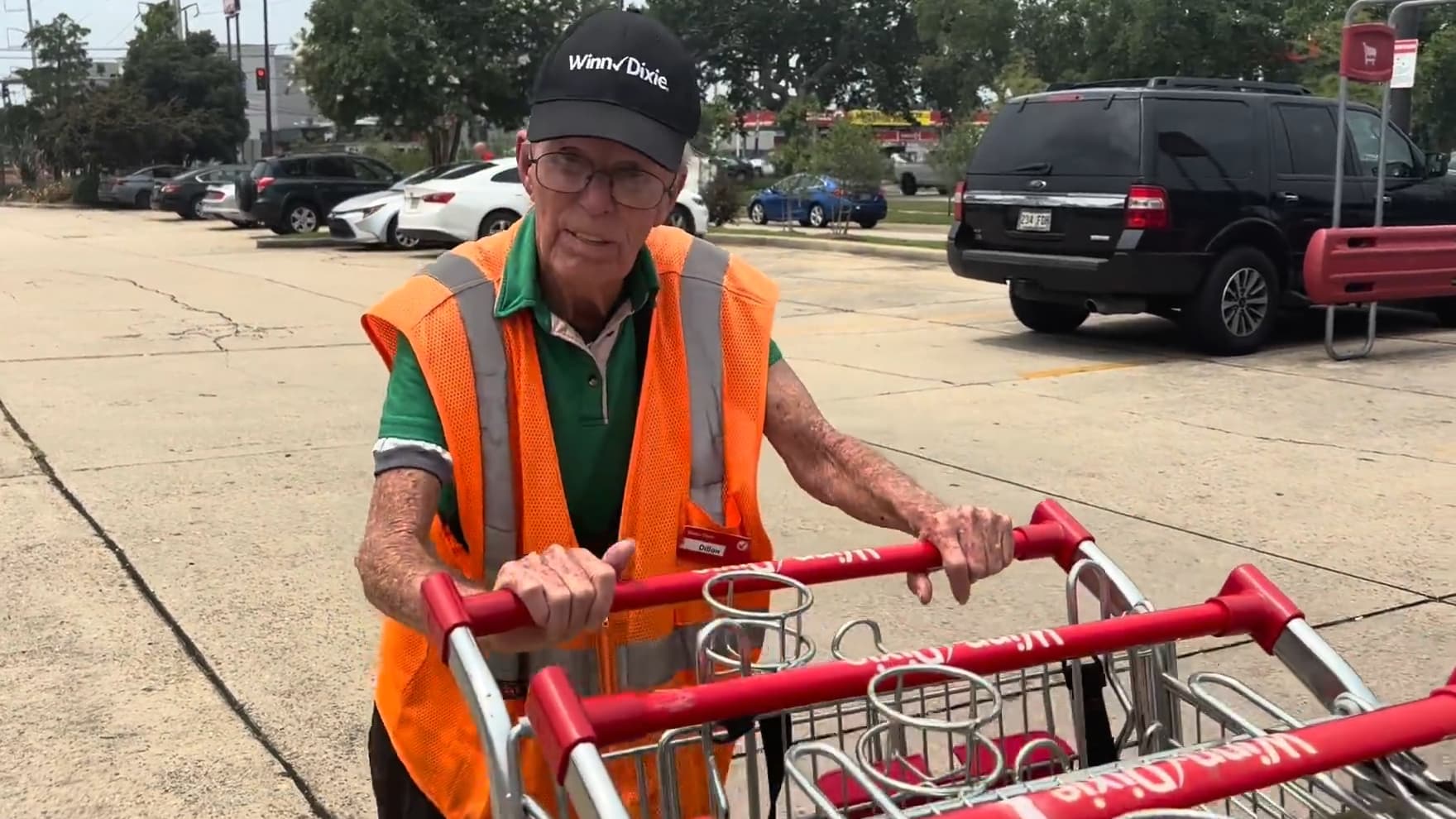 Obligé de continuer à travailler à 90 ans, un vétéran américain récolte ...