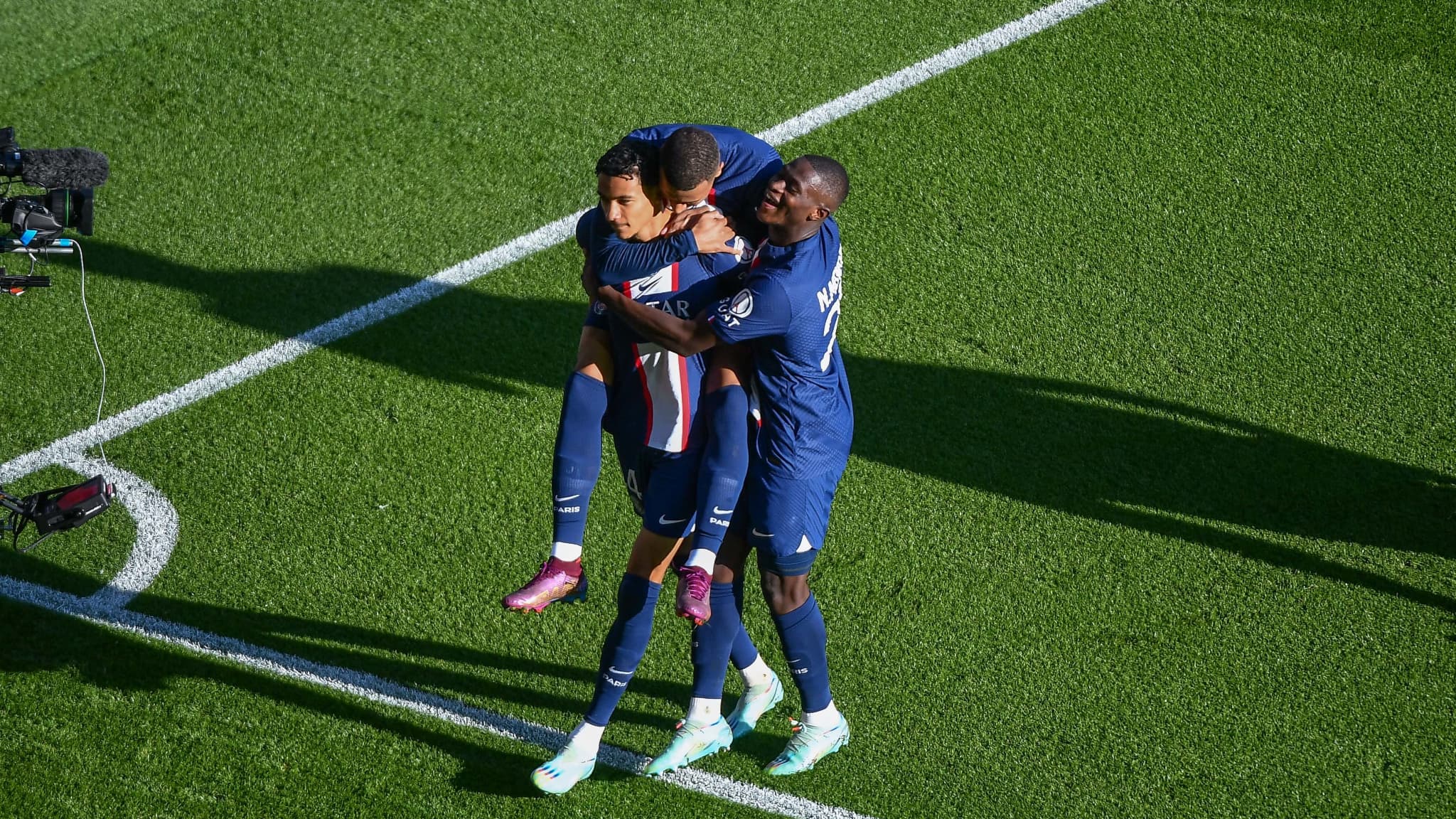 PSG: le beau message de Mbappé pour Ekitike après son premier but