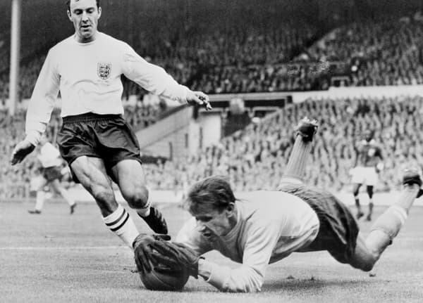 L'évolution tactique des postes: Les gardiens, de dernier rempart à ...