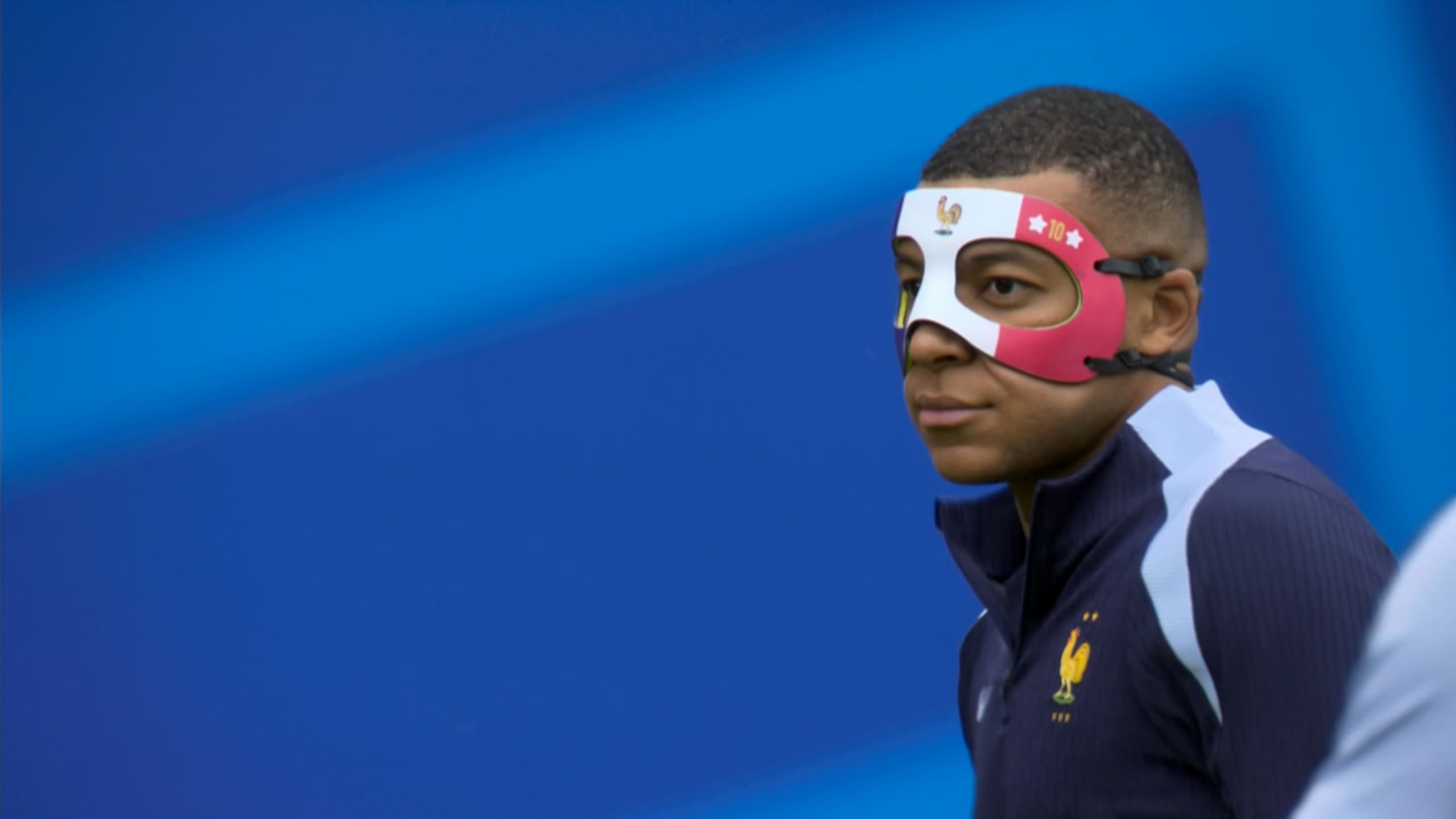Euro 2024: les premières images de Mbappé avec son masque bleu-blanc-rouge