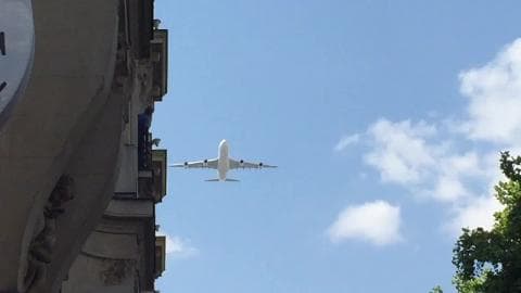 Avion de ligne volant à basse altitude sur les Champs-Elysées - Témoins ...