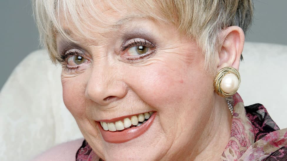 L'actrice britannique Meg Johnson, star de "Coronation Street" et ...