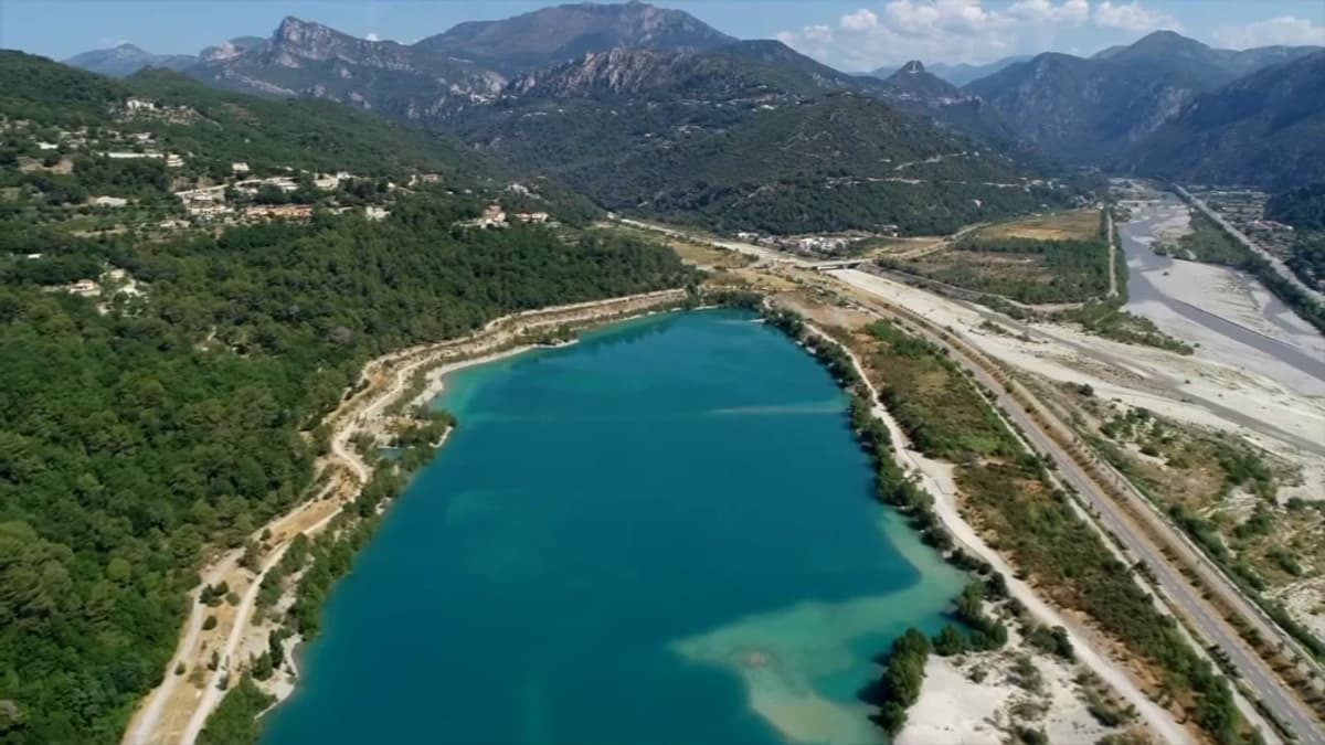 Sécheresse dans les Alpes-Maritimes: le lac du Broc complètement à sec