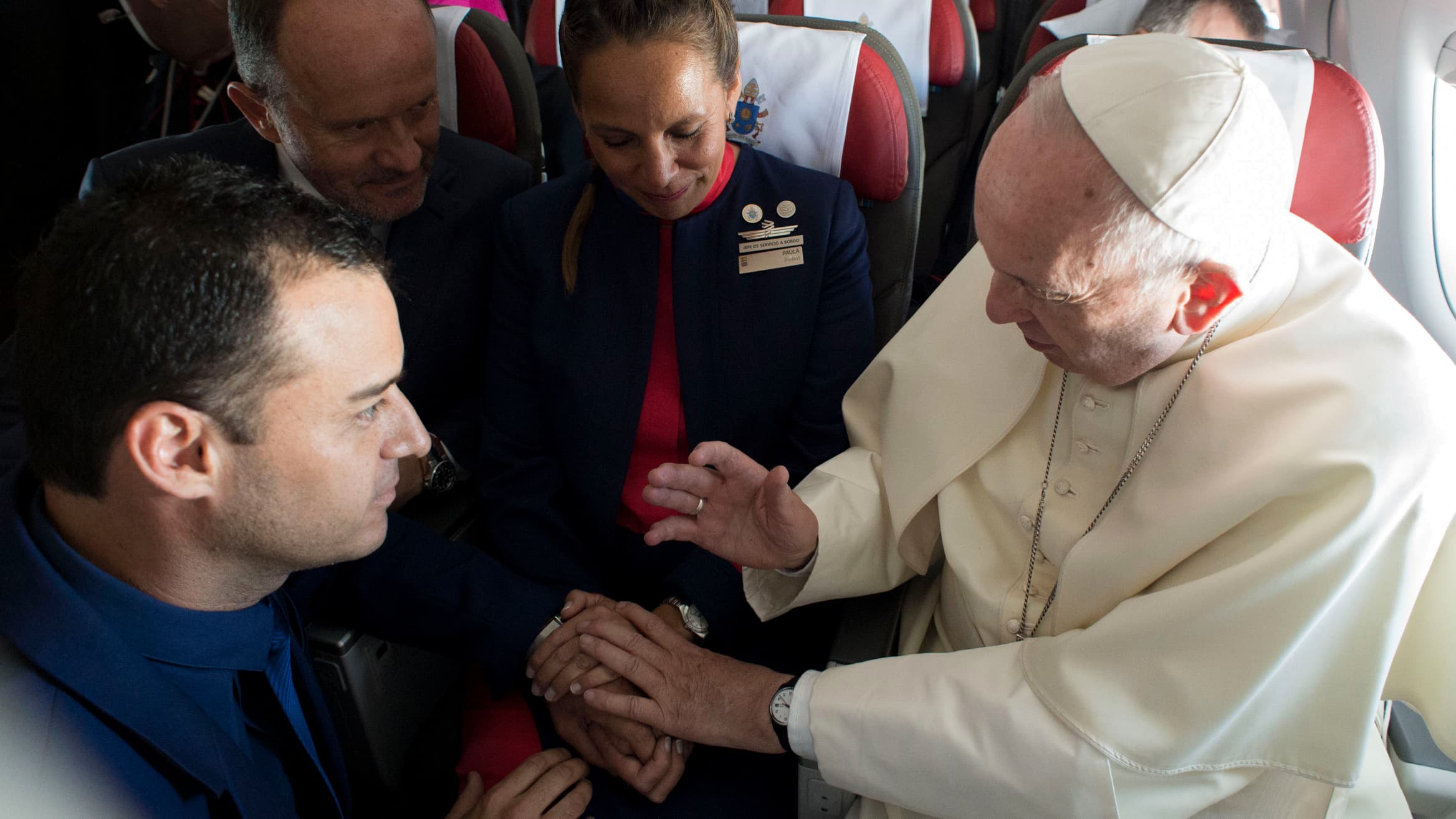 Un mariage célébré à bord de l'avion du pape François