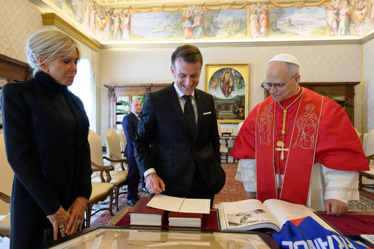 Maillot de basket dédicacé, livres... Ce qu'Emmanuel Macron a offert au ...