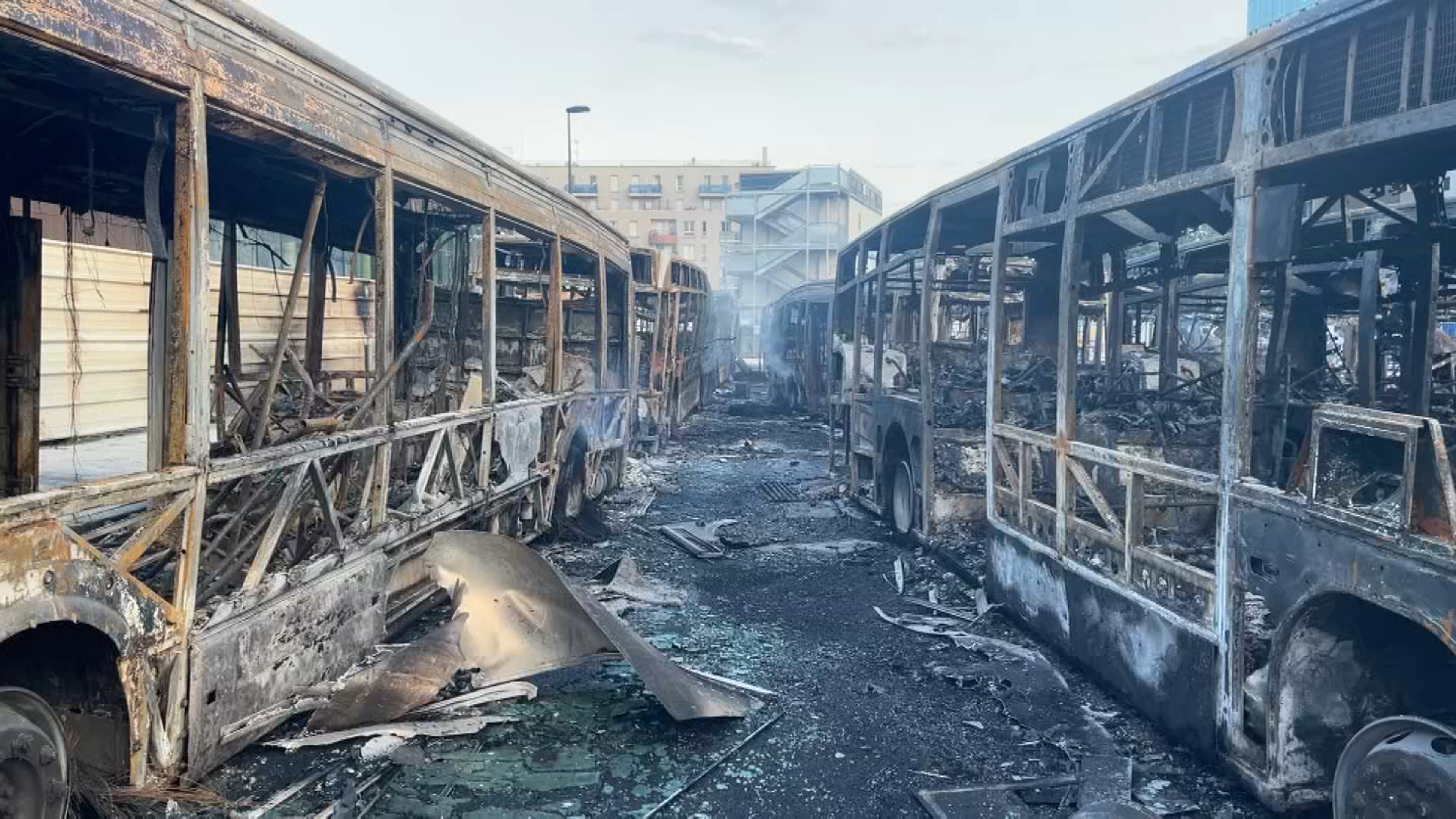 Mort de Nahel: les images des bus RATP brûlés à Aubervilliers lors d ...