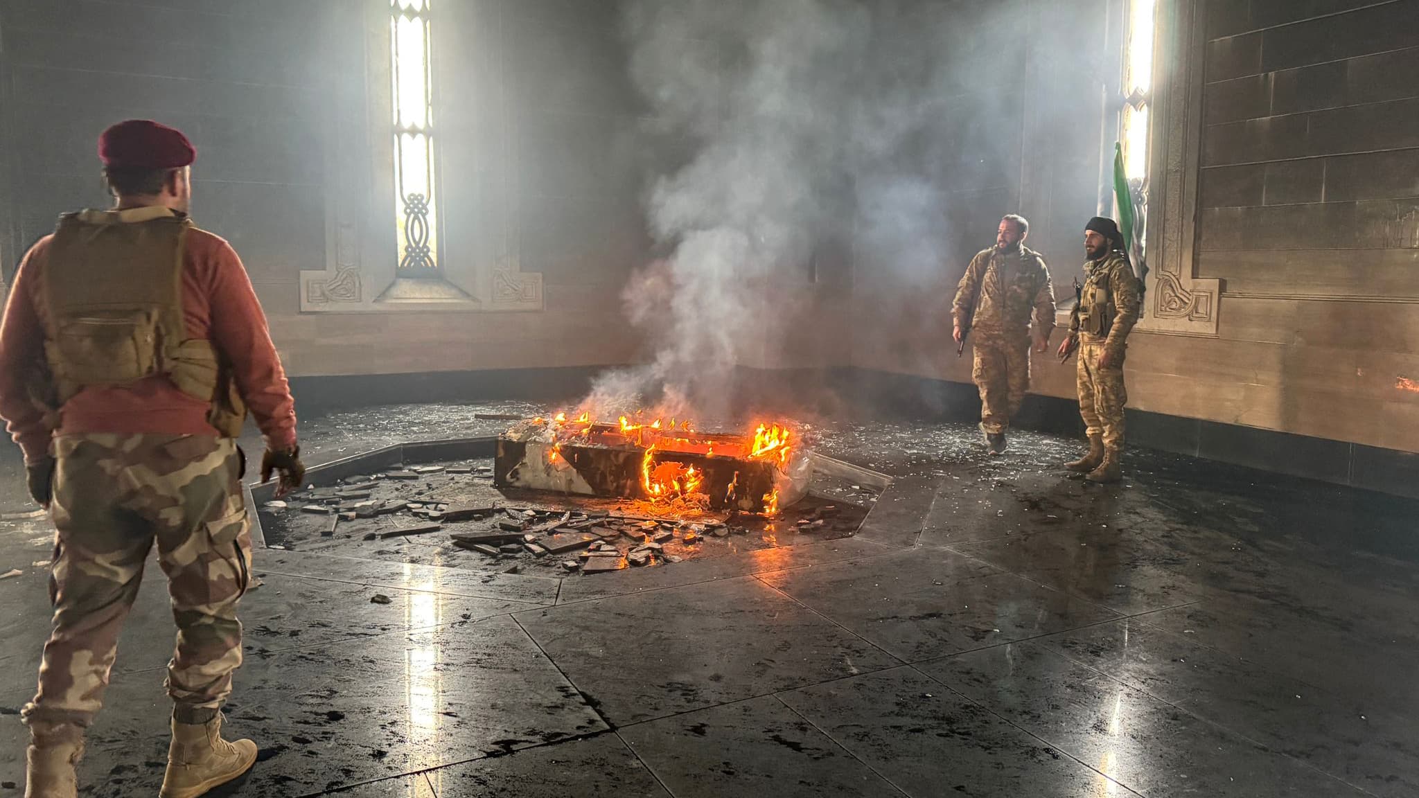 Syrie Le Tombeau De Lancien Président Hafez Al Assad Incendié Par Les Rebelles