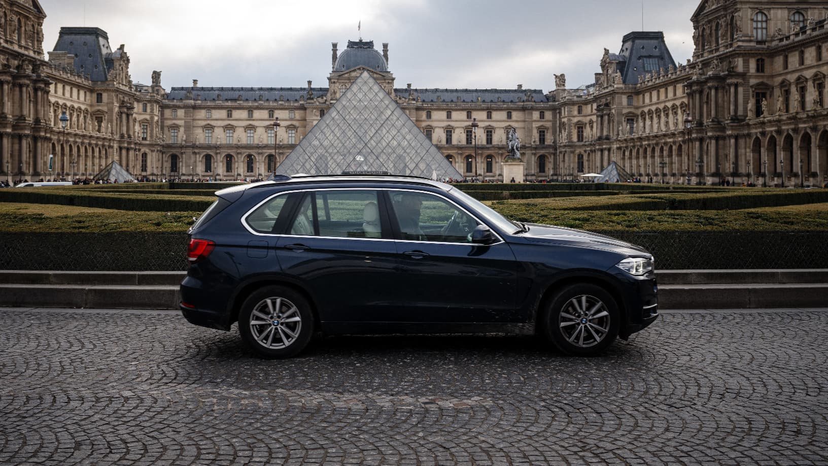 Paris: le triplement du tarif de stationnement pour les SUV est entré ...
