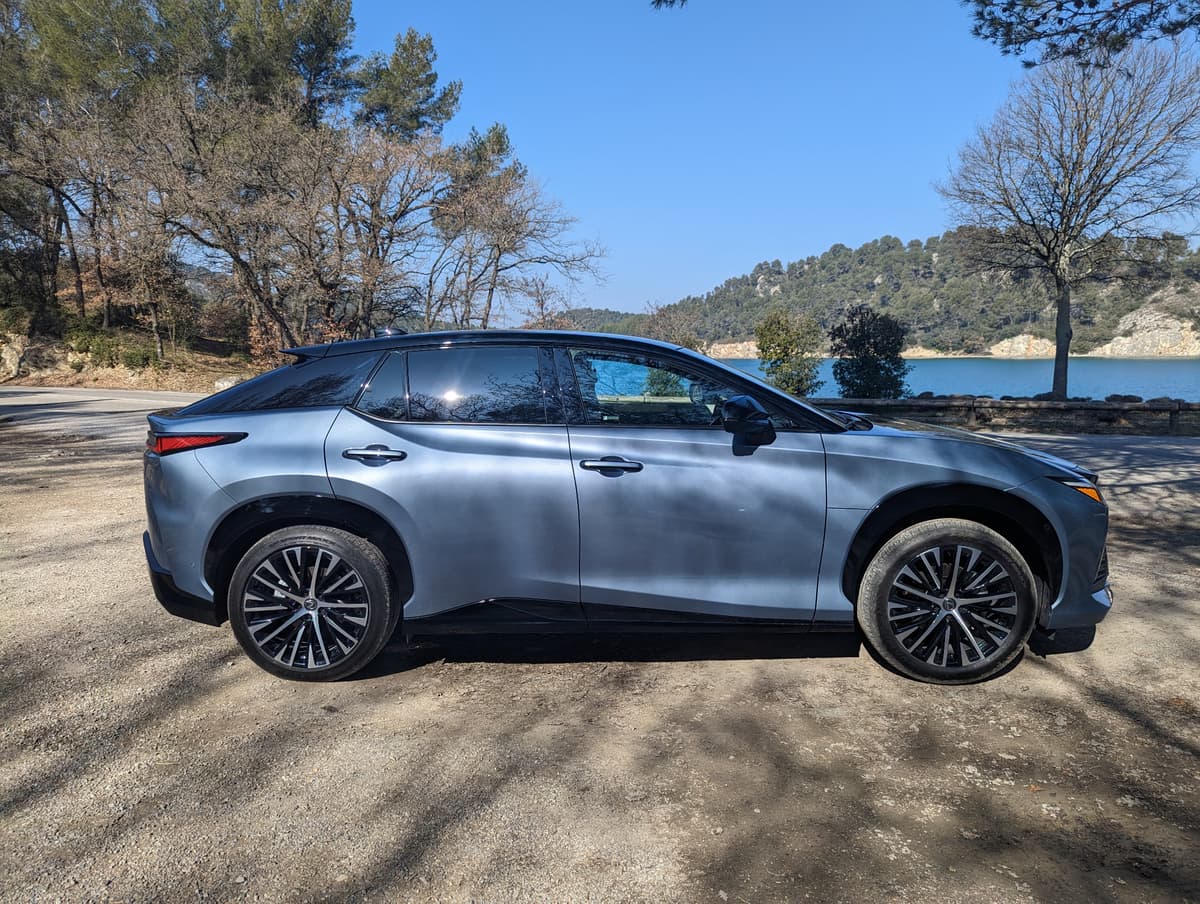 Essai - Lexus RZ, l'innovation dans le volant