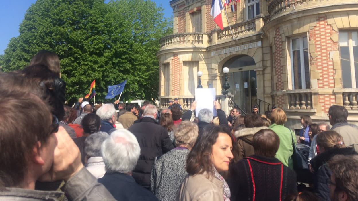 Manifestation devant la mairie de Nicolas Dupont-Aignan: "Yerres ne ...