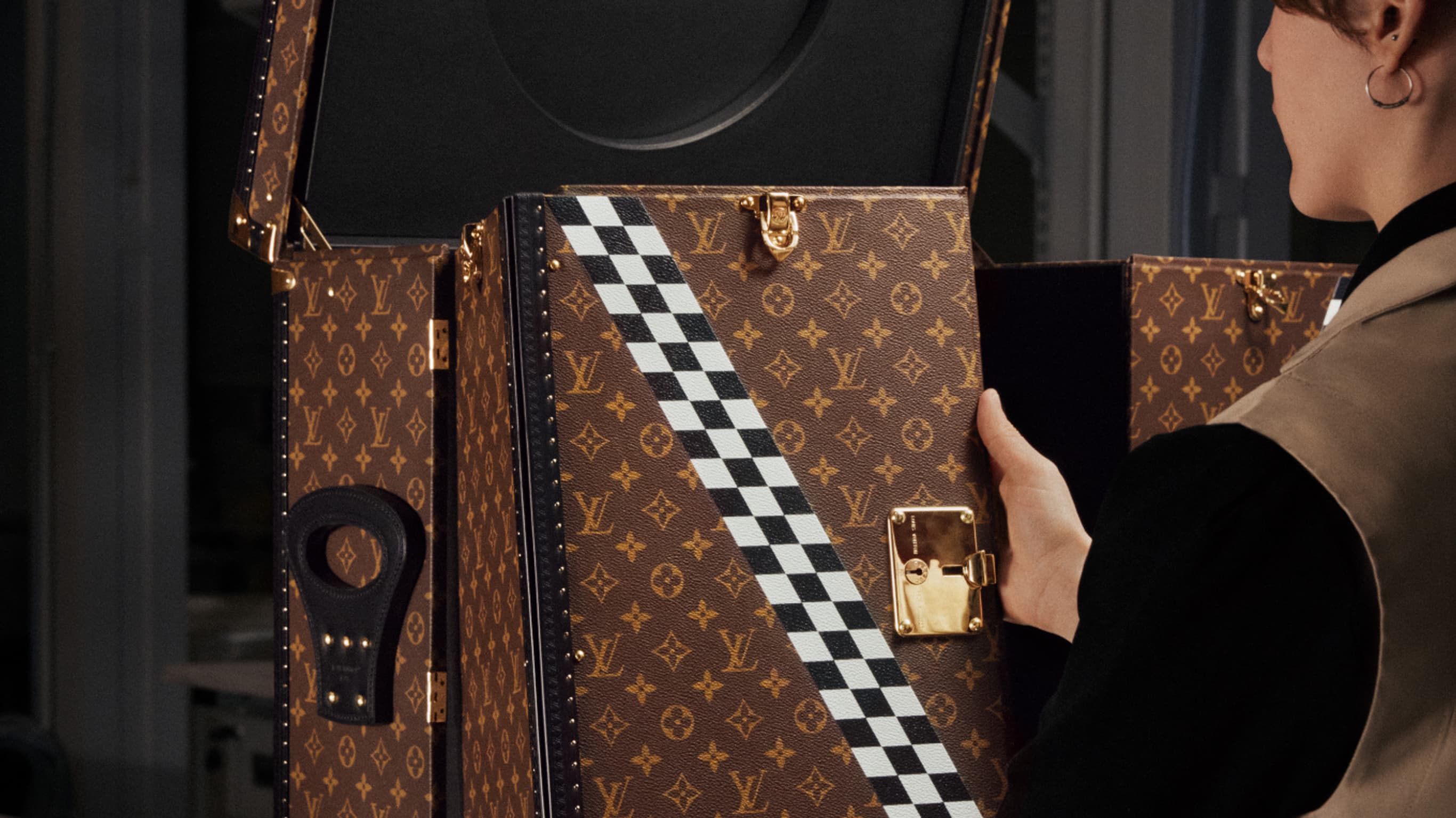 Louis Vuitton, partenaire officiel de la Formule 1, dévoile une malle inédite pour le trophée du ...