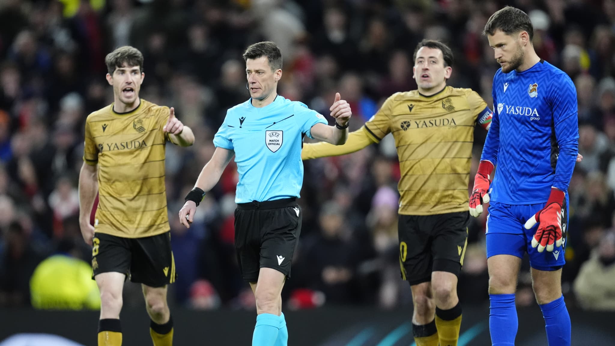 Ligue Europa: pénaltys, carton rouge... Les arbitres français Benoit ...