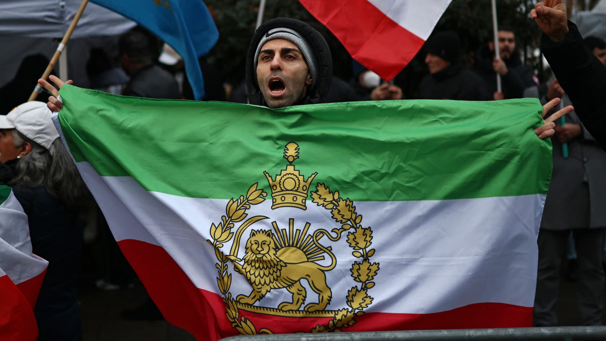 Le drapeau de la République islamique brièvement remplacé par un ...