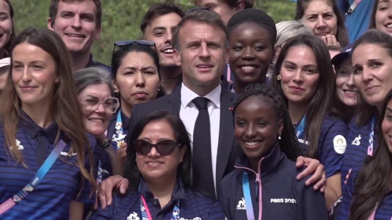 JO de Paris 2024: Emmanuel Macron rend visite aux équipes du village ...