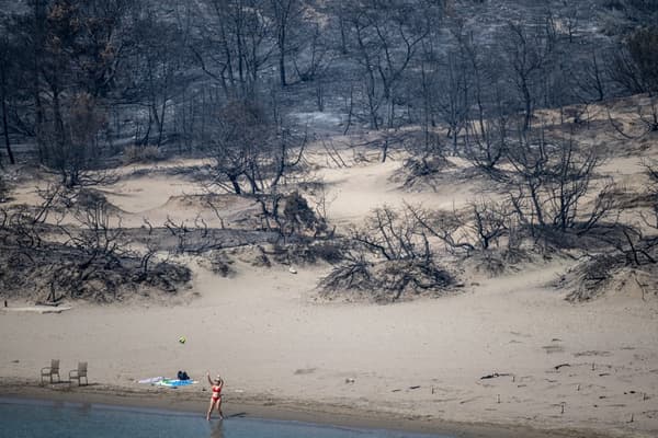 Grèce: les images des ravages des incendies encore en cours sur l'île ...