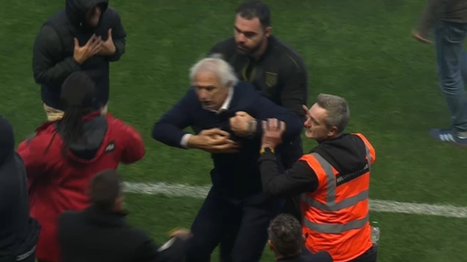 Des supporters envahissent le terrain, Vahid Halihodzic effondré ...