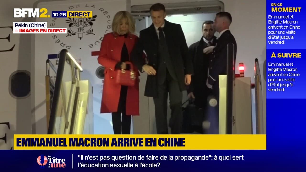 Visite d'État en Chine: l'arrivée d'Emmanuel et Brigitte Macron à Pékin