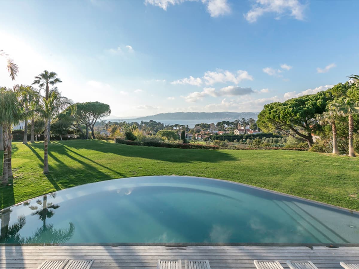 Range Rover dévoile sa villa d'exception sur la French Riviera