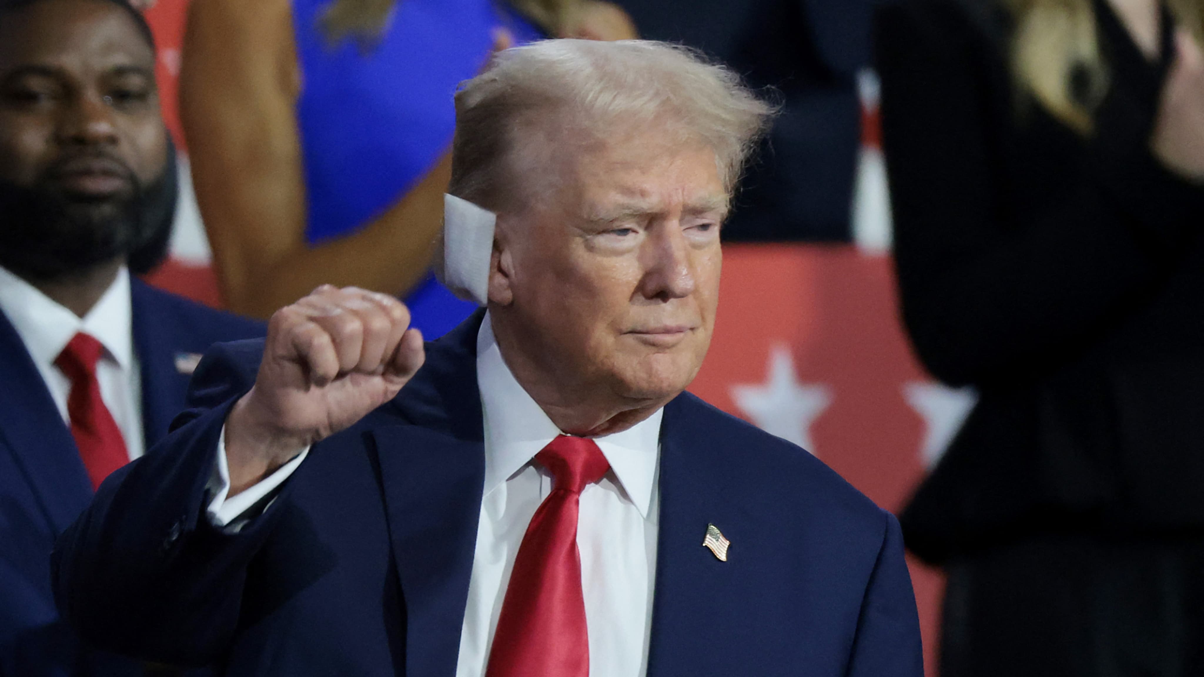 Donald Trump ovationné pour sa première apparition publique à la ...