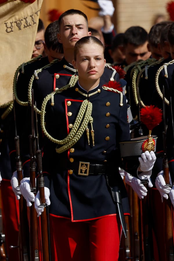 La princesse Leonor, future reine d'Espagne, a prêté serment au drapeau ...
