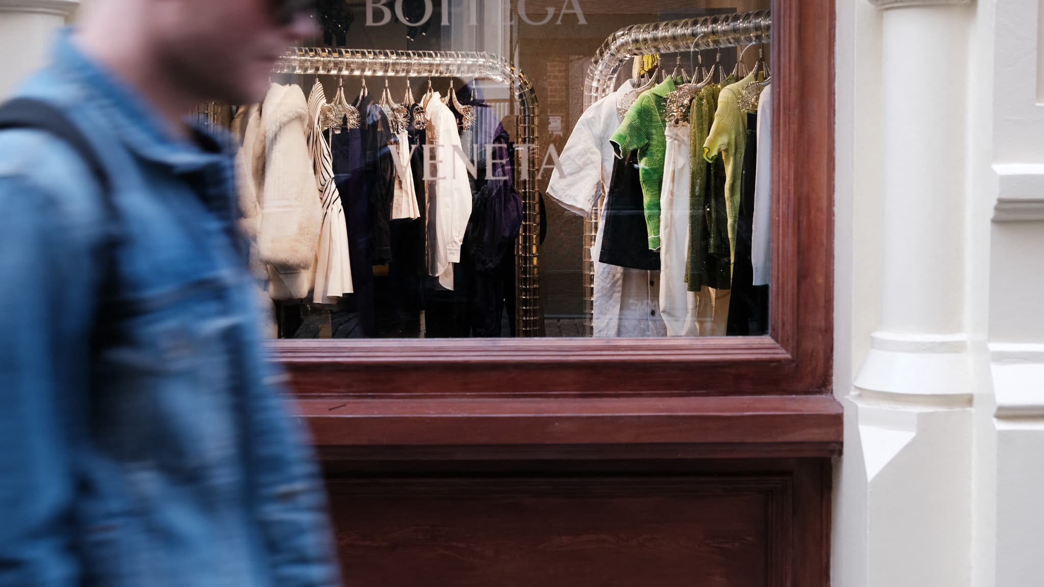 "On va les chercher en prison": comment des magasins testent leur ...